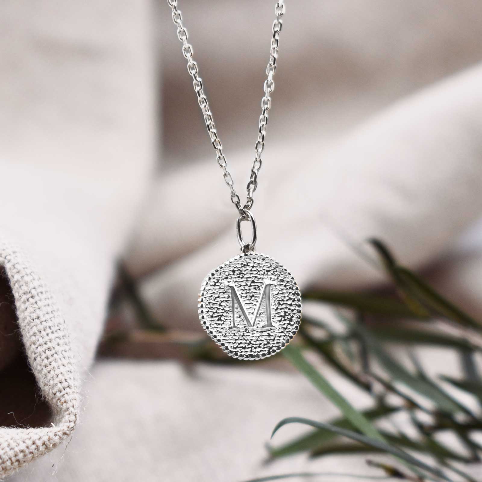 Pendentif argent personnalisé médaille lettre texturée gravée 14 mm ...