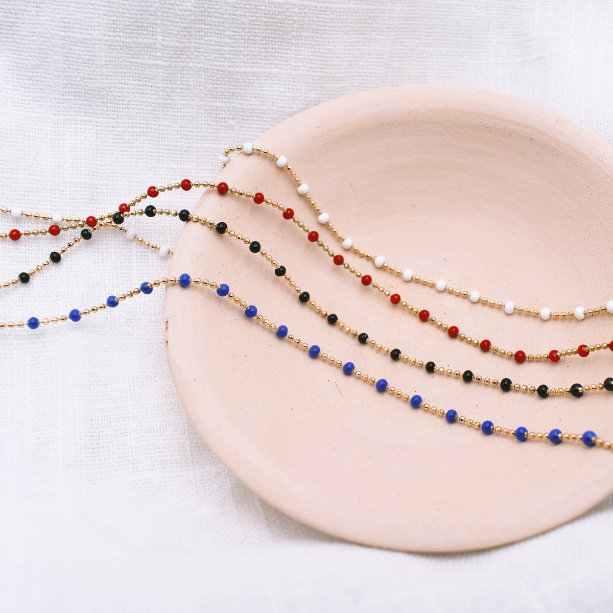 Chaîne perles colorées blanches, bleues, rouges et noires | HappyBulle